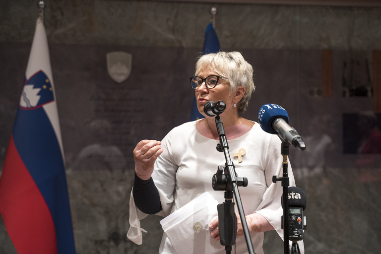 IVA DIMIC OTROKOM ZLATE PENTLJICE: NISTE SAMI, MI VAS RAZUMEMO – Nova ...