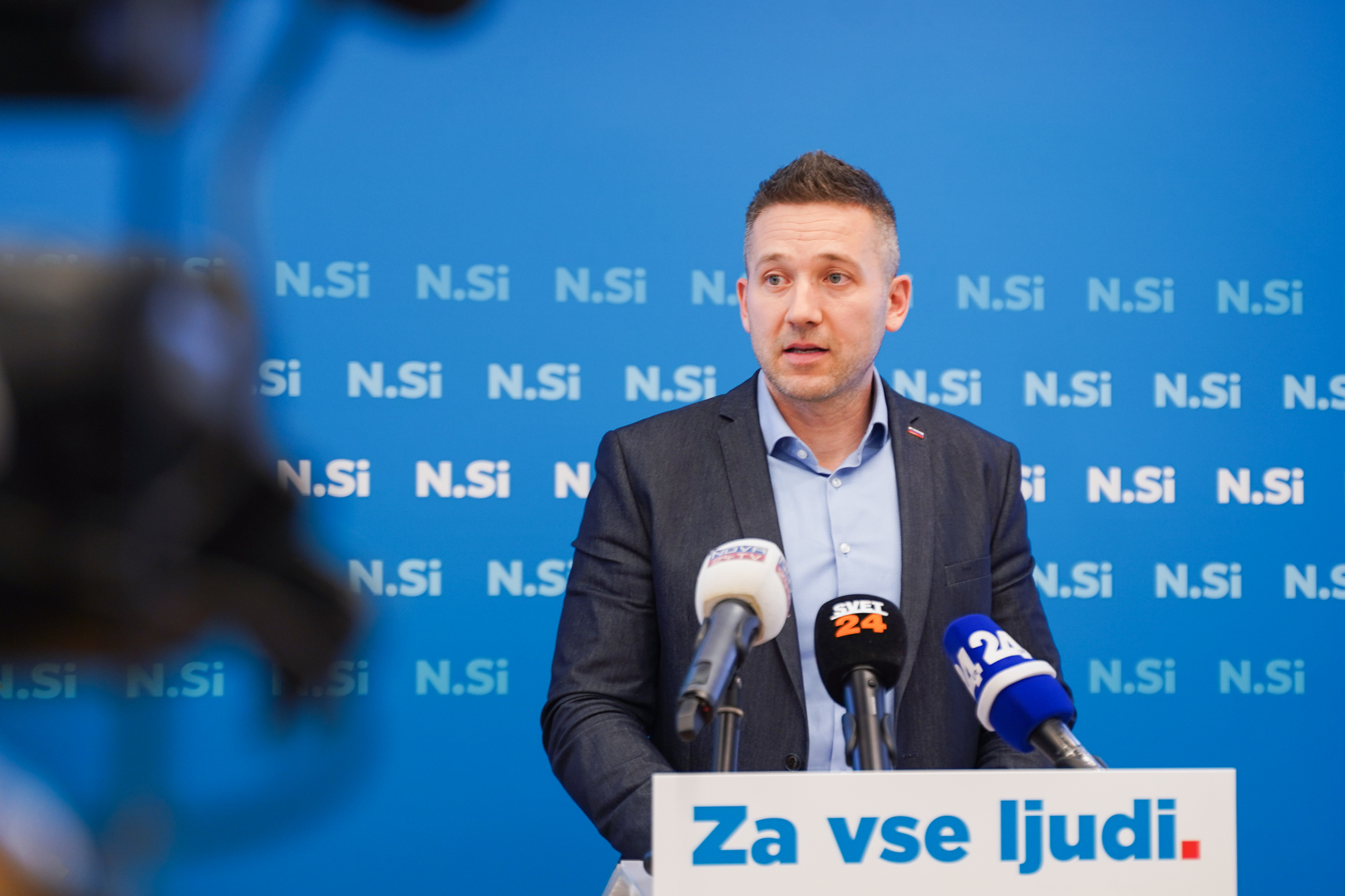 GOLOBOVA VLADA SE BORI ZA TO, DA IMAJO TISTI, KI DELAJO, VSAK MESEC ...